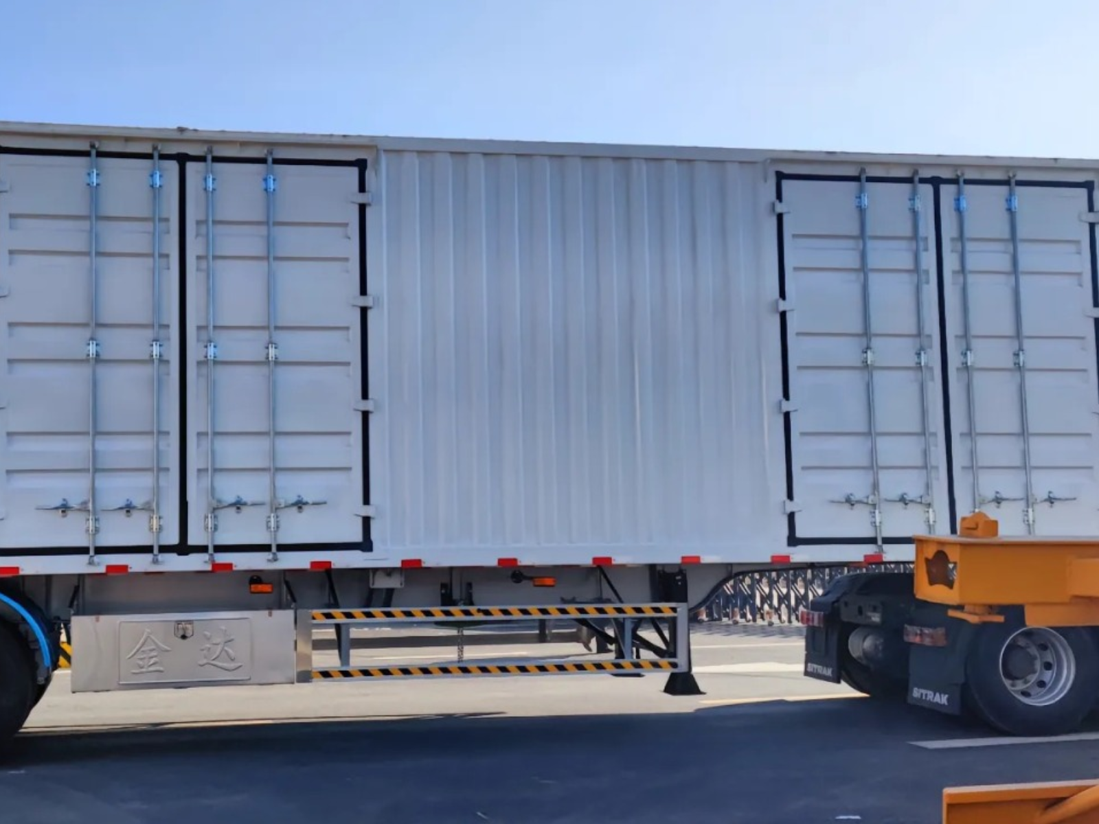 Box Semi Truck - Amigo